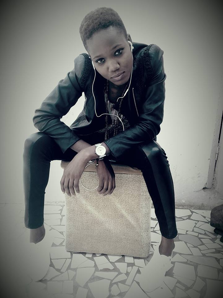 La chanteuse Cob's Cob's lance son premier single Regardez