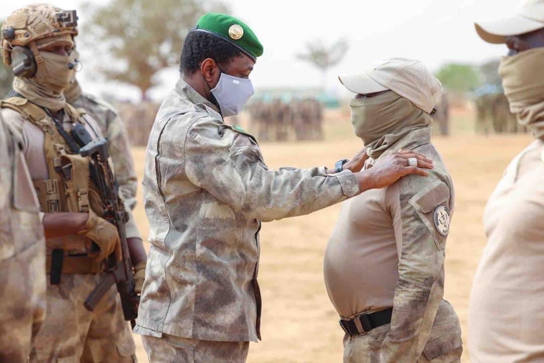 Mali : 439 recrues des forces spéciales présentées au drapeau