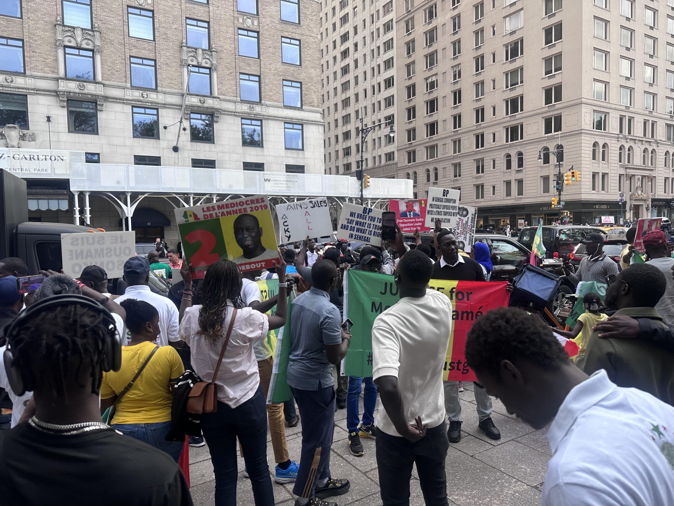 New York : forte mobilisation des Sénégalais devant l’hôtel où loge ...