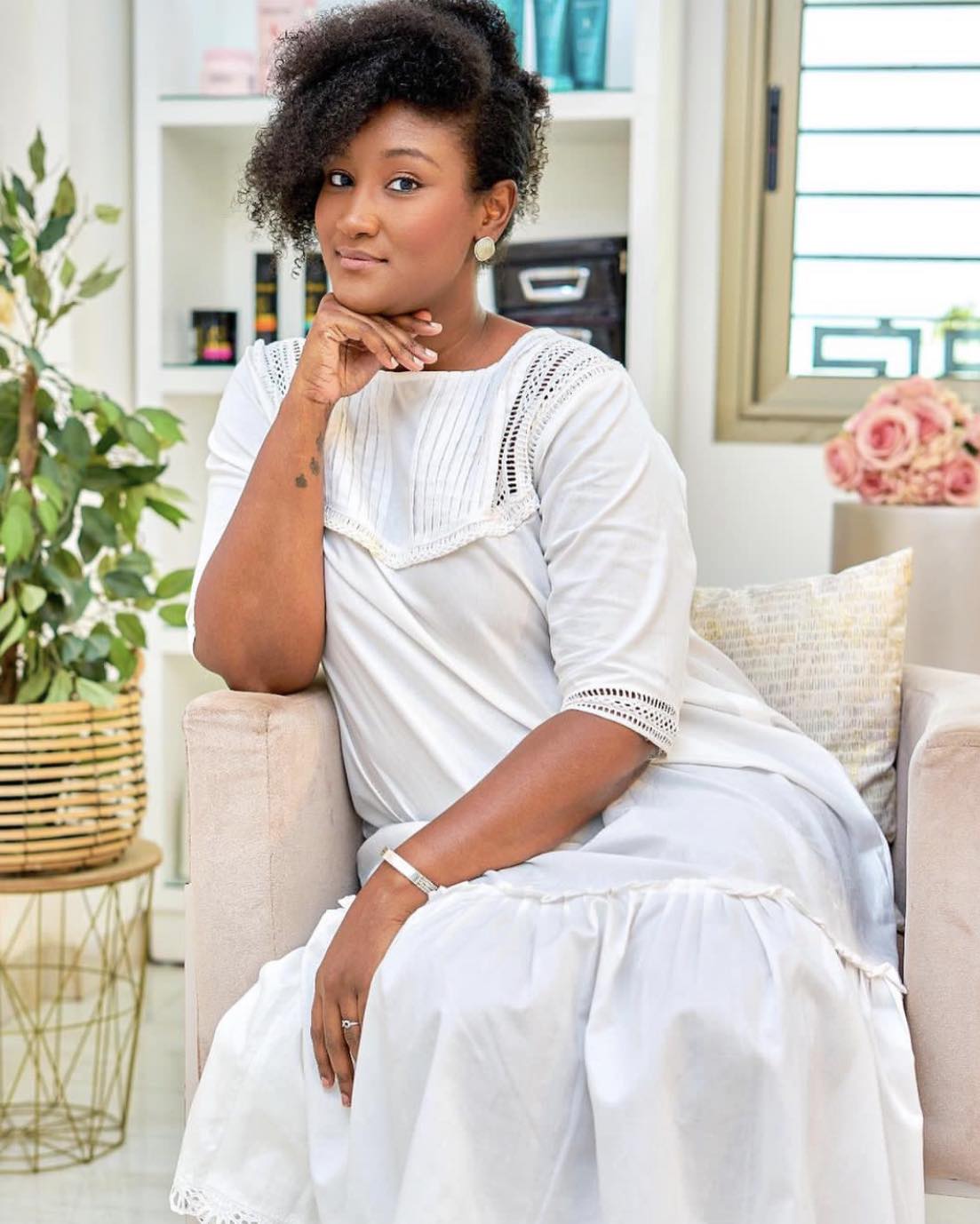 La ravissante chanteuse Constance Thioub